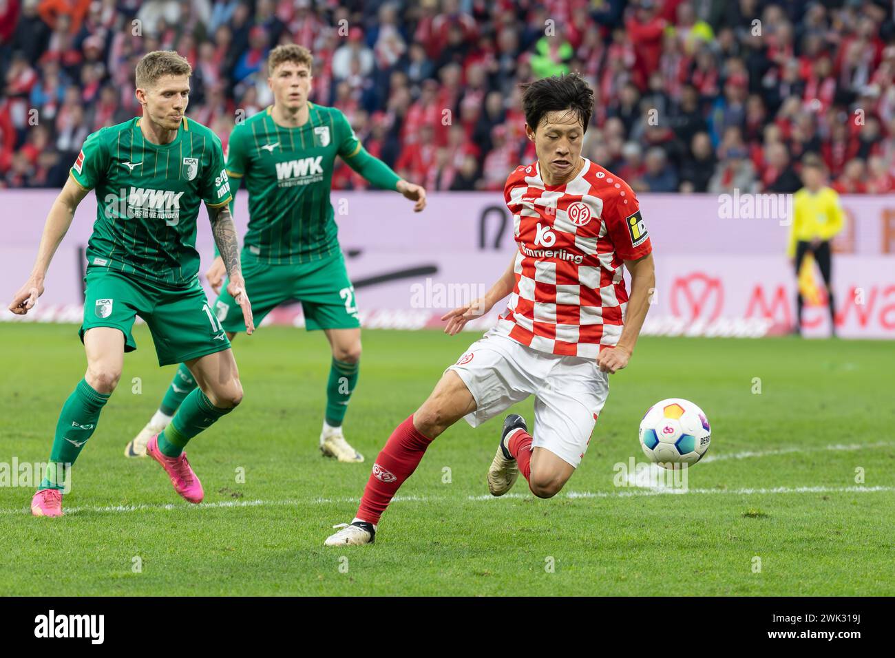 Mainz, Germany. 17th Feb, 2024. Soccer: Bundesliga, FSV Mainz 05 - FC Augsburg, Matchday 22 ...