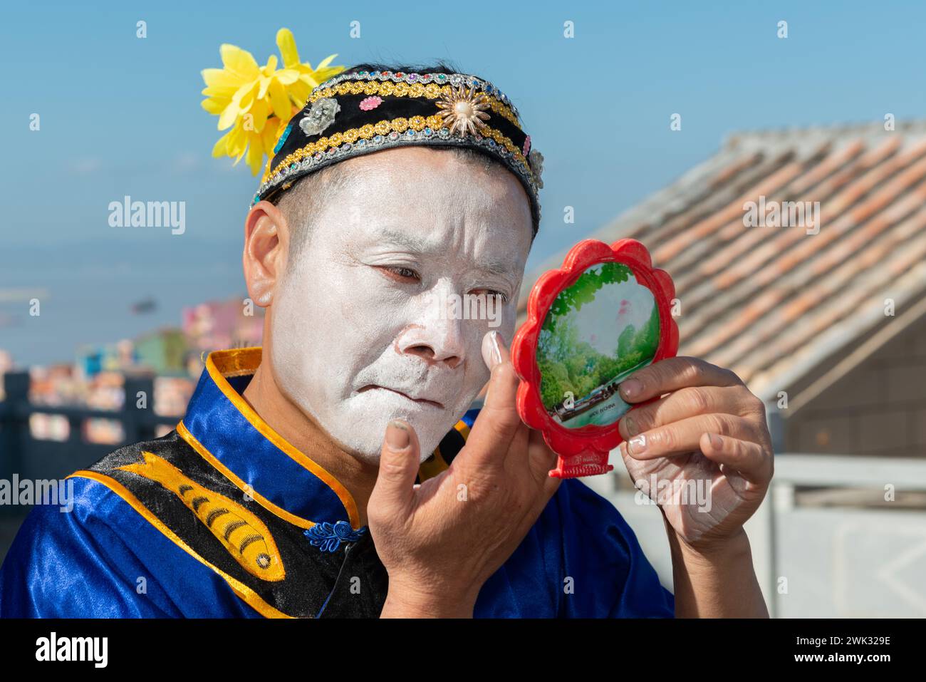 Traditional chinese make up hi-res stock photography and images - Alamy