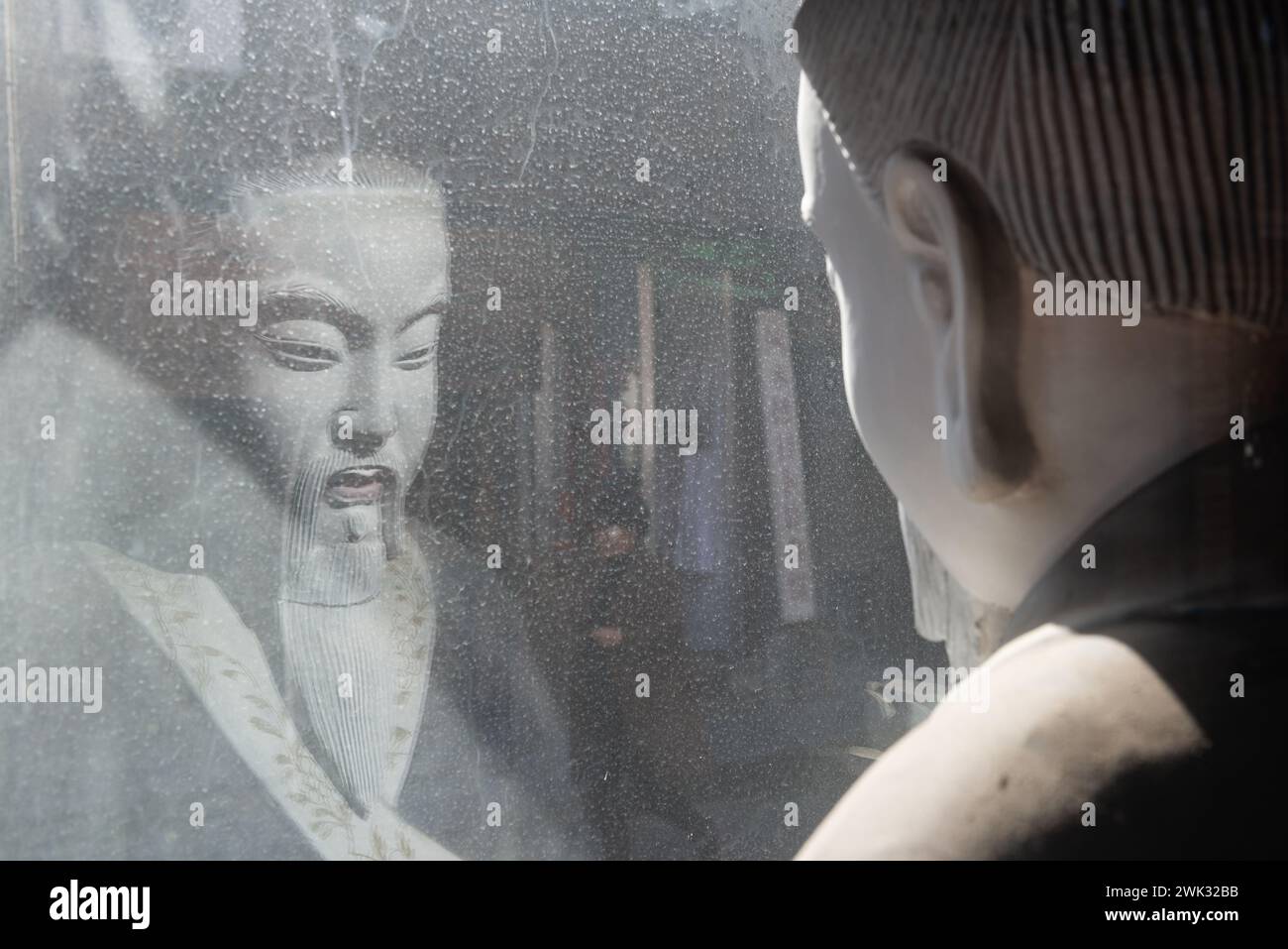 Traditional Chinese statue with its reflection Stock Photo - Alamy