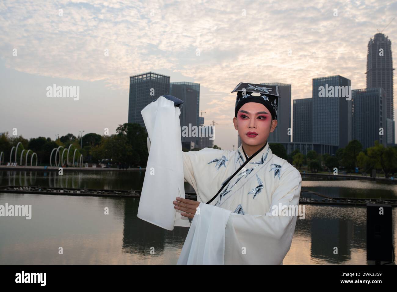 Chinese opera dancer hi-res stock photography and images - Alamy