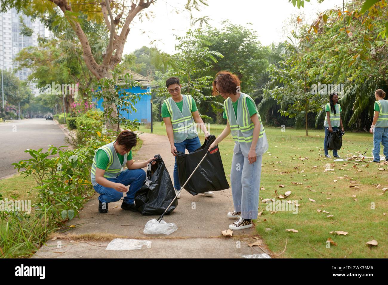 People cleaning community park hi-res stock photography and images - Alamy