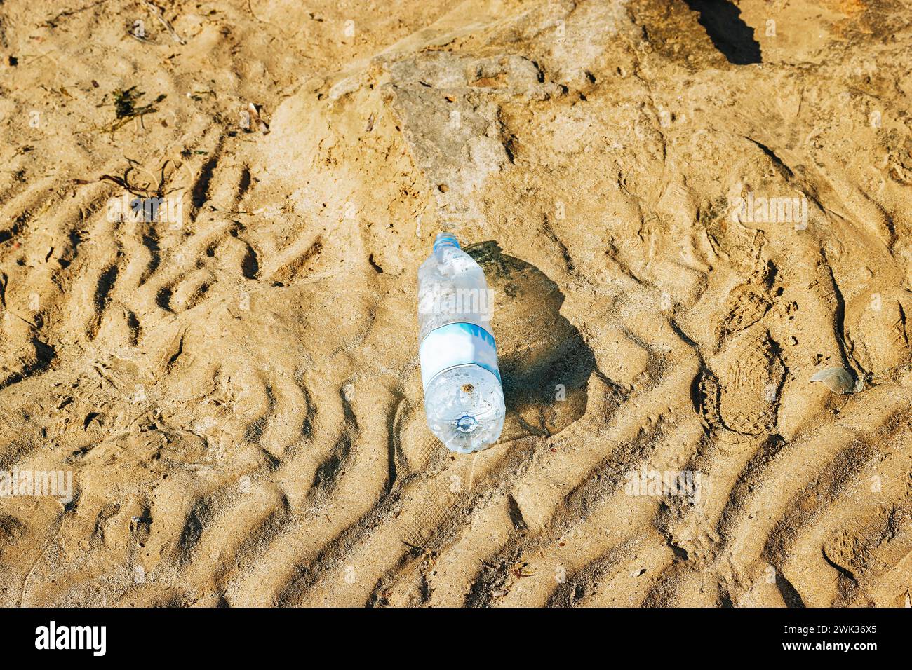 Plastic water bottle pollution in ocean Stock Photo - Alamy