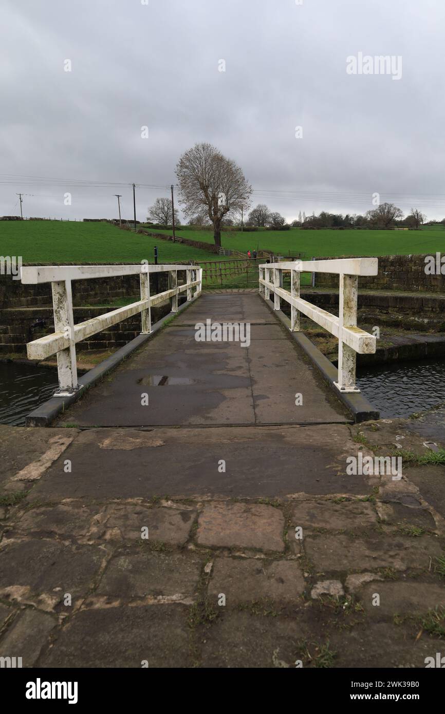 Swing bridge over Leeds Liverpool canal,Rodley Stock Photo - Alamy