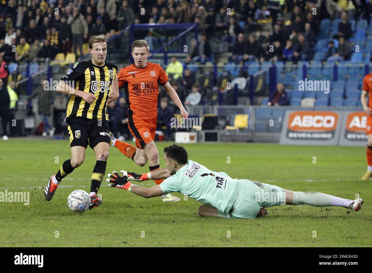 ARNHEM - (l-r) Melle Meulensteen of Vitesse, FC Volendam goalkeeper Mio ...