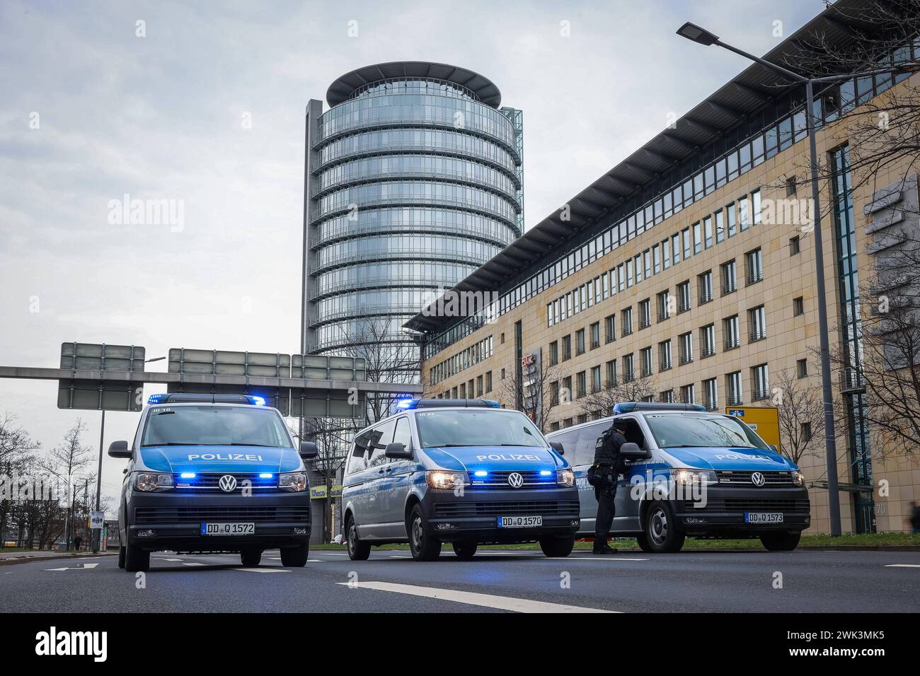 Das World Trade Center in Dresden, Auf der Straße Polizeiautos. *** The ...