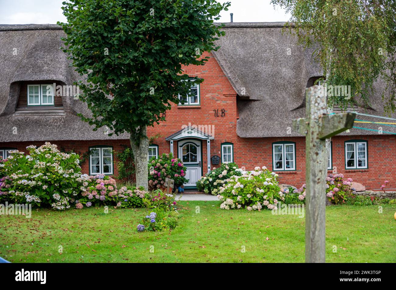 Insel Amrum Nordfriesland - Fassade eines Reetdachhauses im Dorf Nebel ...