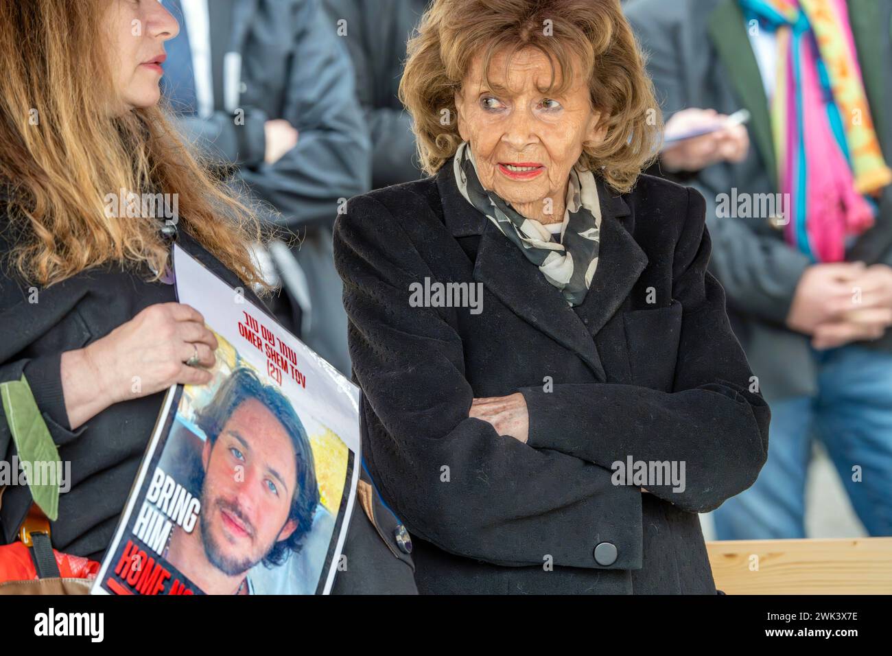 Charlotte Knobloch, Plakat mit israelischer Hamas-Geisel, Pro-Israel ...