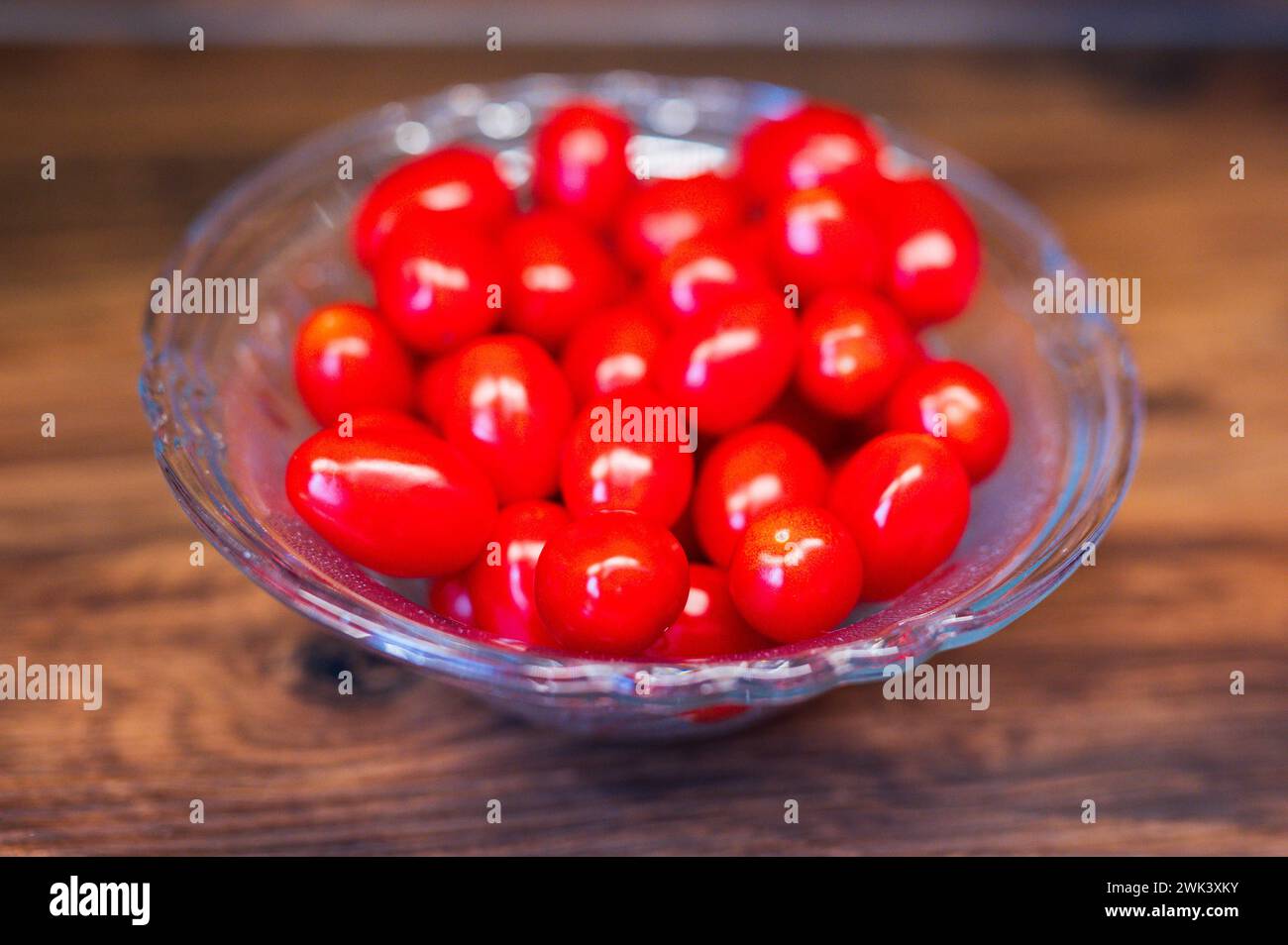 18.02.2024 - Symbol Kirschtomate in einer Schale. , Deutschland *** 18 ...