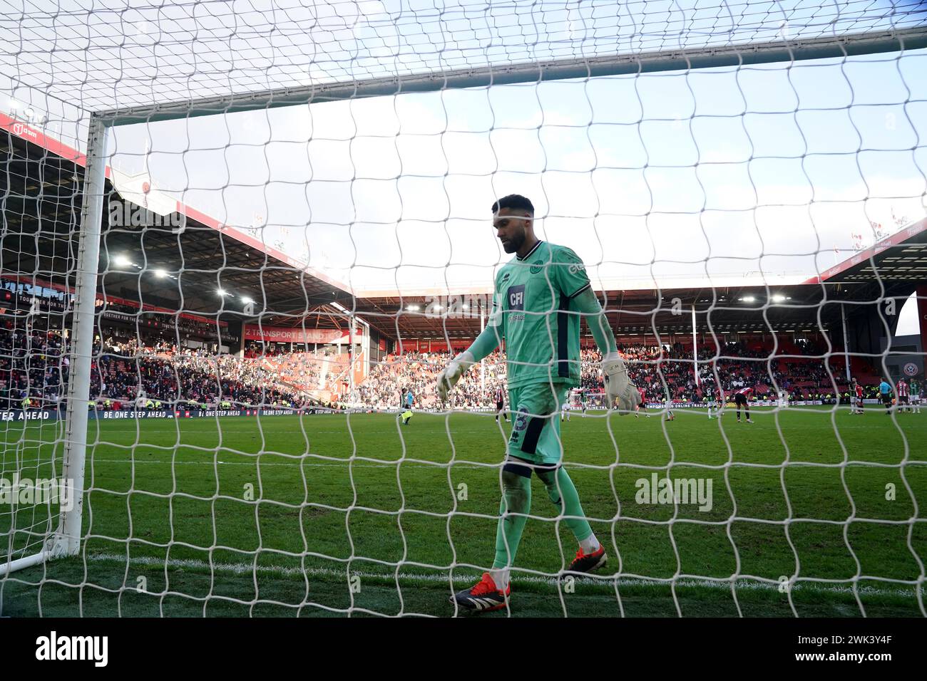 Sheffield United goalkeeper Wes Foderingham dejected following the ...