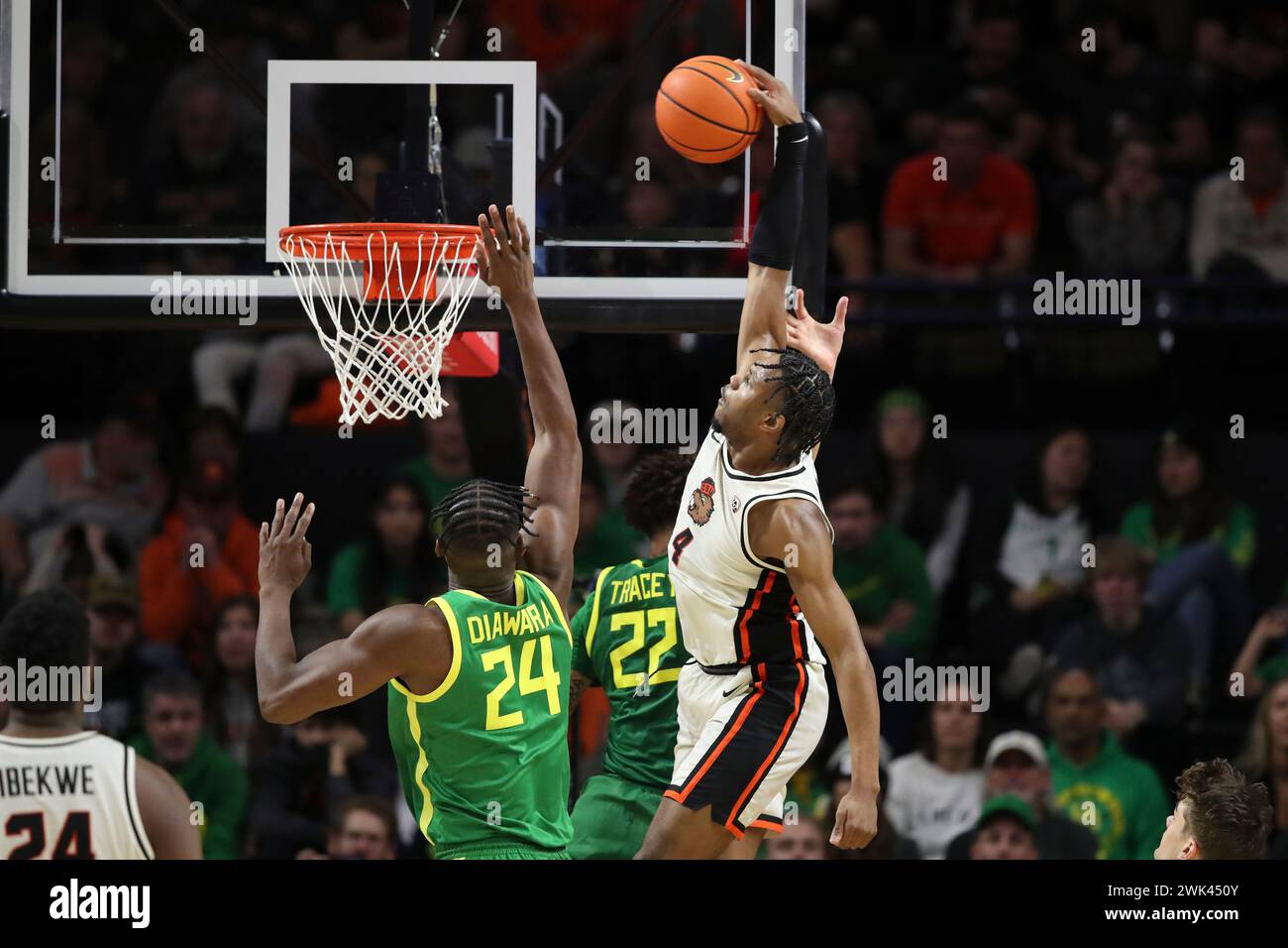 Oregon State guard Dexter Akanno (4) drives to the basket over Oregon ...