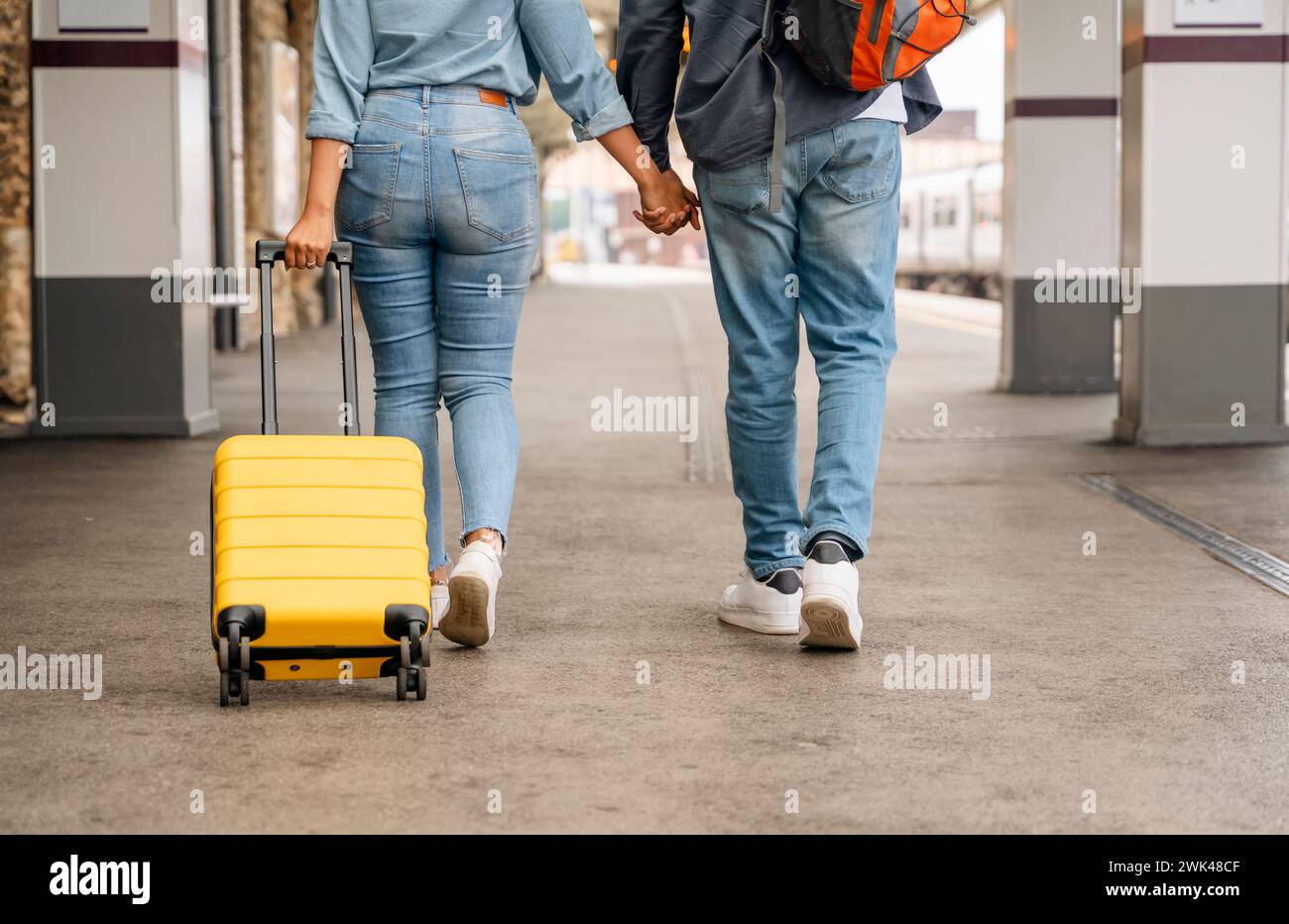 Couple goodbye at station hi-res stock photography and images - Alamy