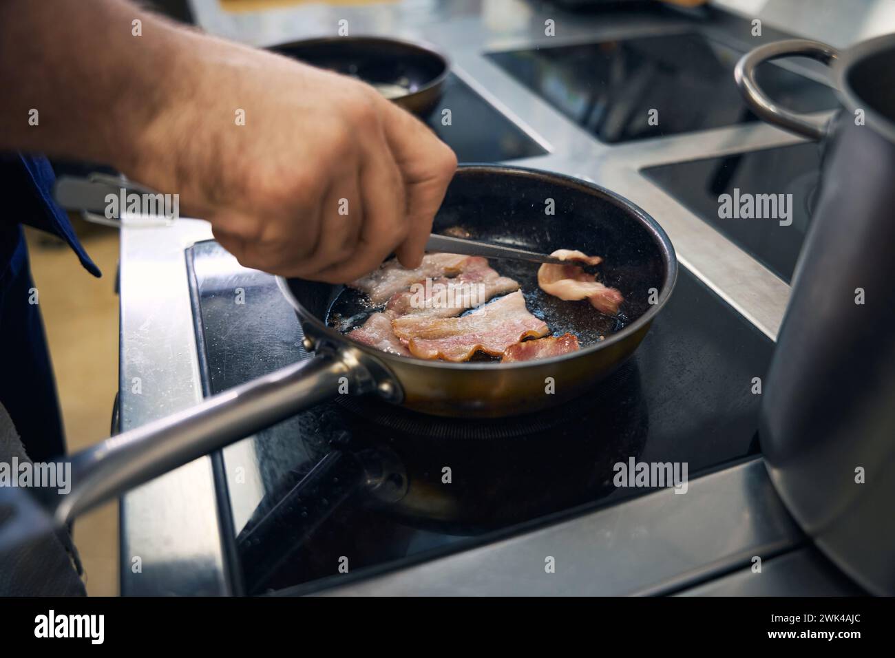 Bacon cooks in frying pan hi-res stock photography and images - Alamy
