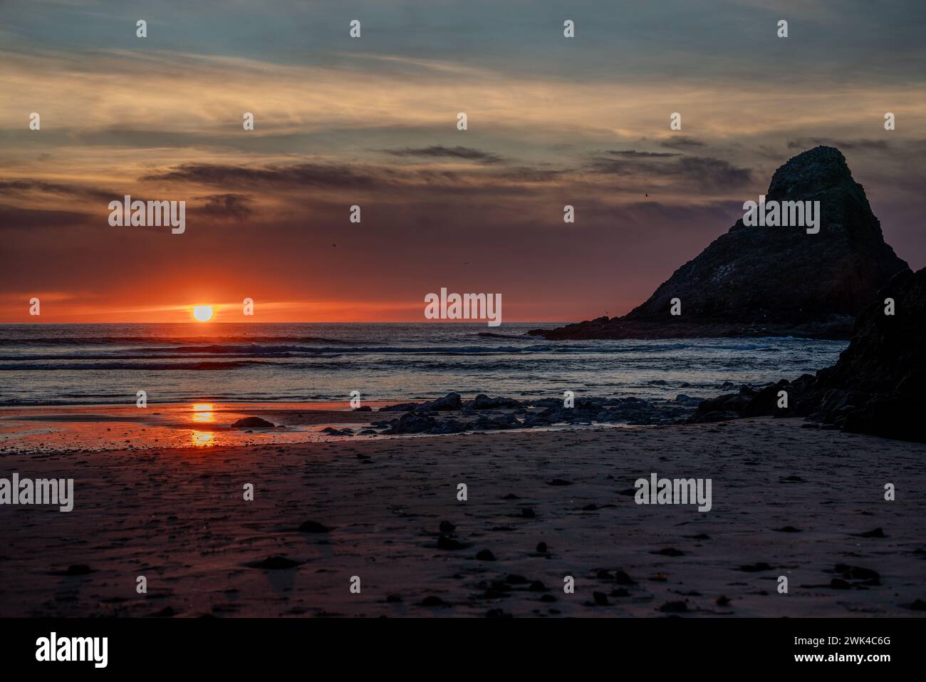 Oregon Coast Beach Sunset, Orange Horizon, Ocean Waves Stock Photo - Alamy