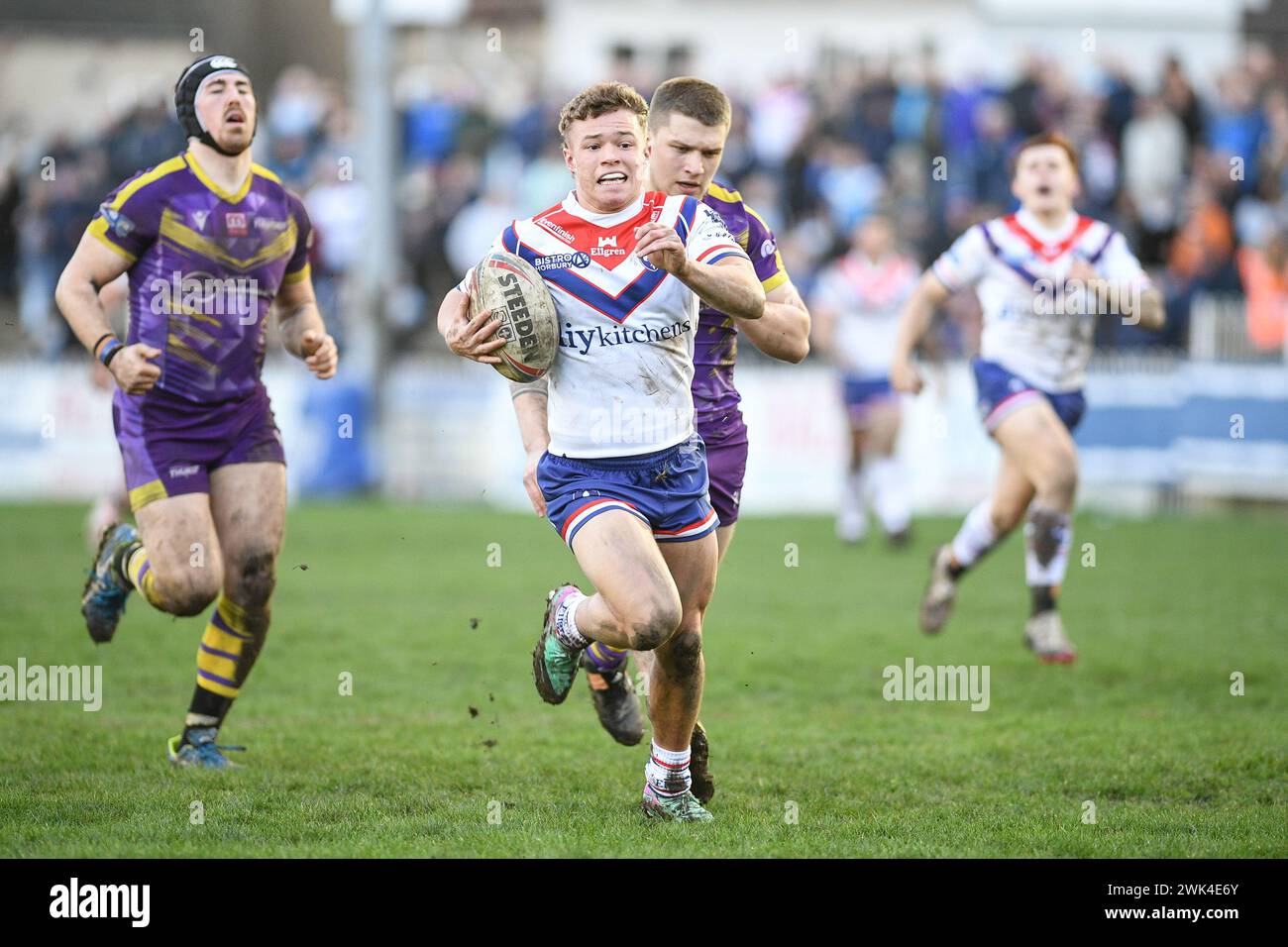 Featherstone, UK. 18th Feb, 2024. Wakefield Trinity's Harvey Smith ...