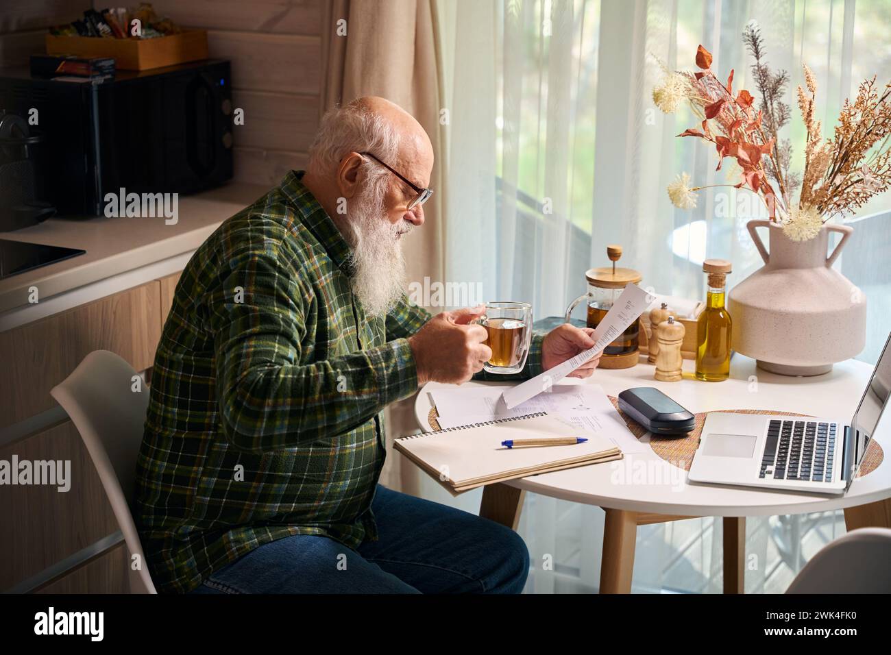 Old man works on tea hi-res stock photography and images - Alamy