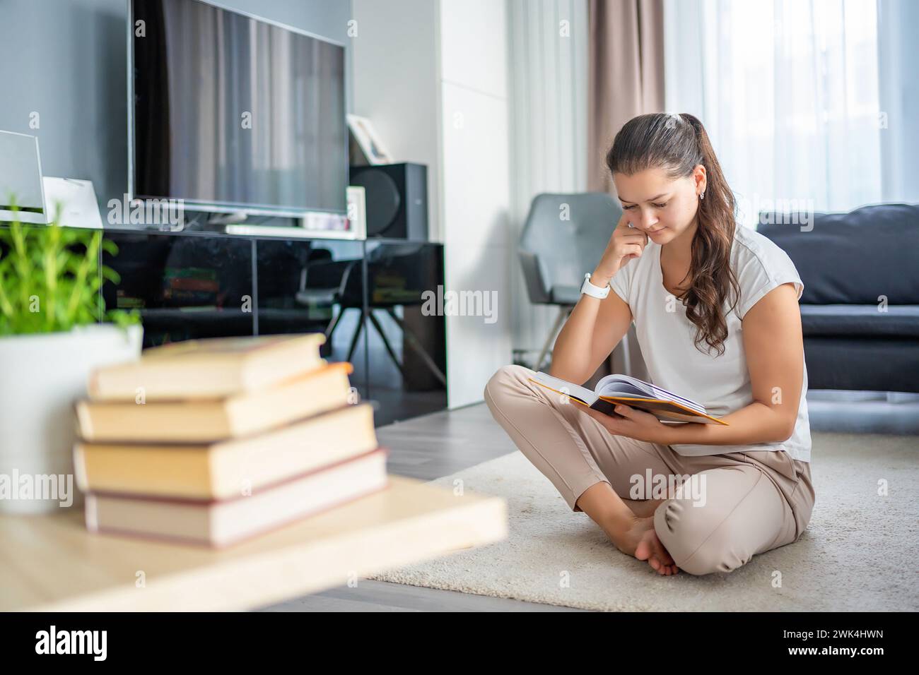 Woman study learn books hi-res stock photography and images - Alamy