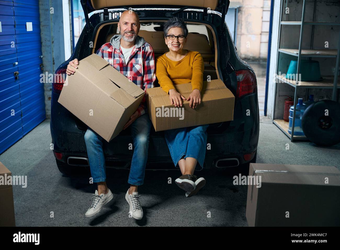 People packaging boxes hi-res stock photography and images - Alamy