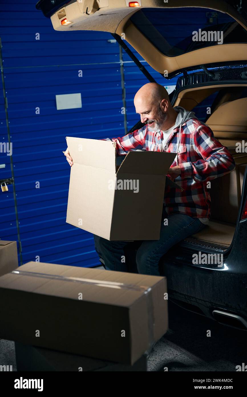 Cardboard box things move hi-res stock photography and images - Alamy