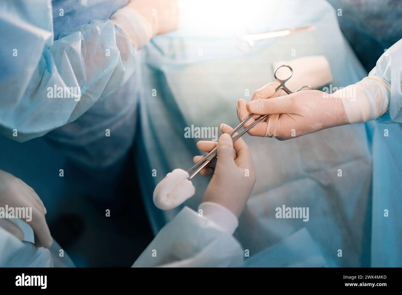 Nurse giving surgical tool surgeon hi-res stock photography and images ...