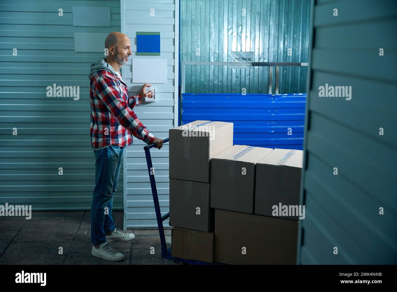 Man enters car hi-res stock photography and images - Alamy
