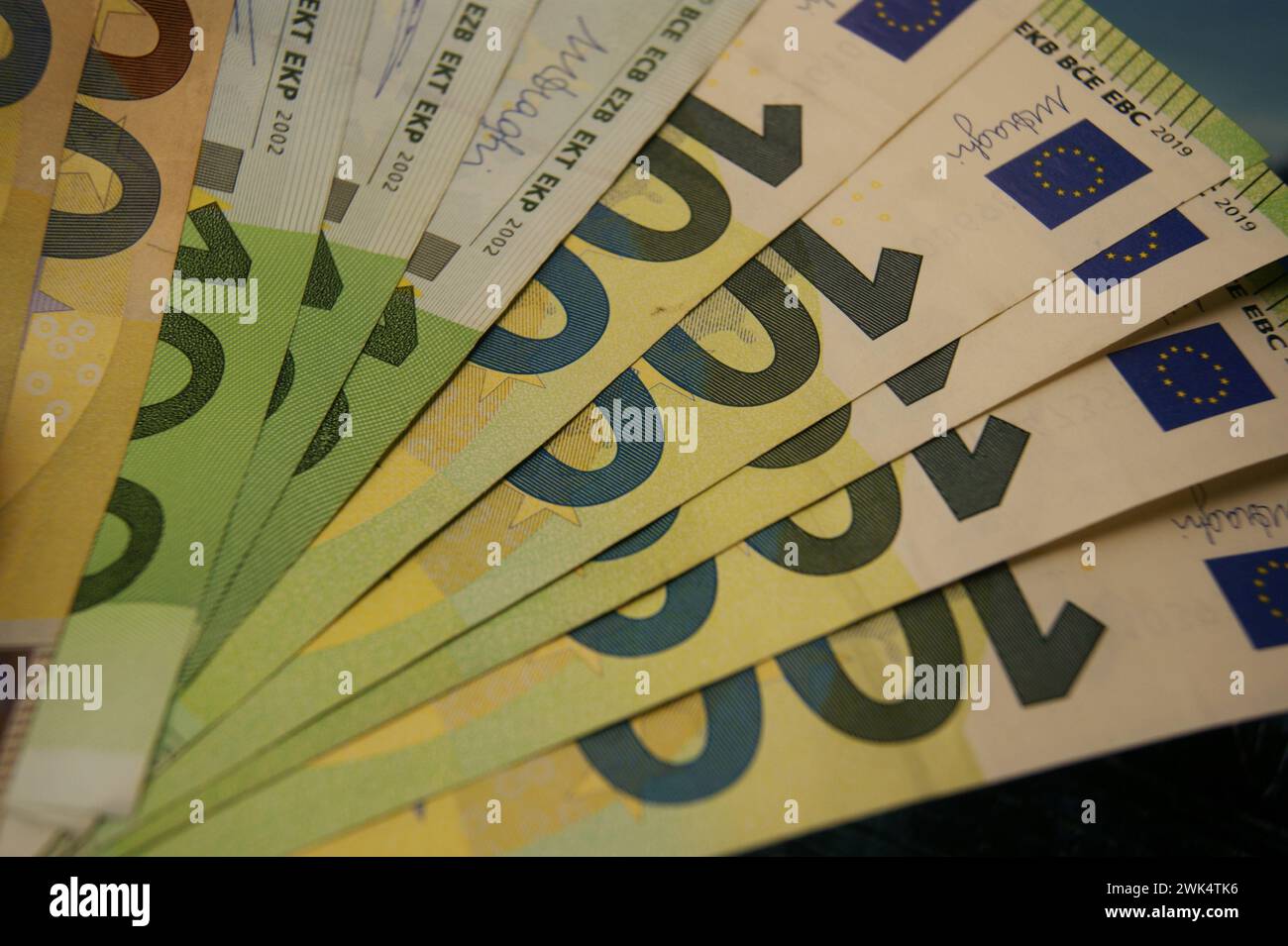 100 euro bills banknotes hi-res stock photography and images - Alamy