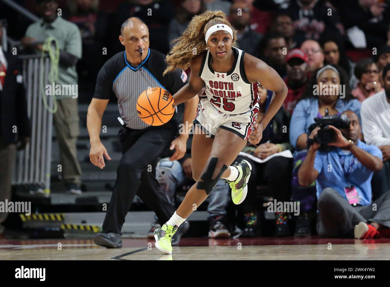 South Carolina guard Raven Johnson (25) pushes the ball up the court ...