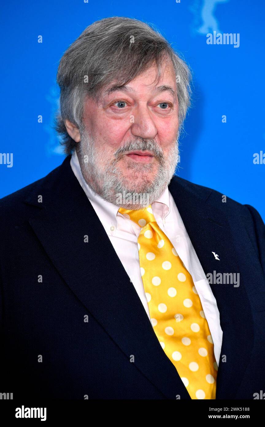 Stephen Fry beim Photocall zum Kinofilm Treasure auf der Berlinale 2024 ...