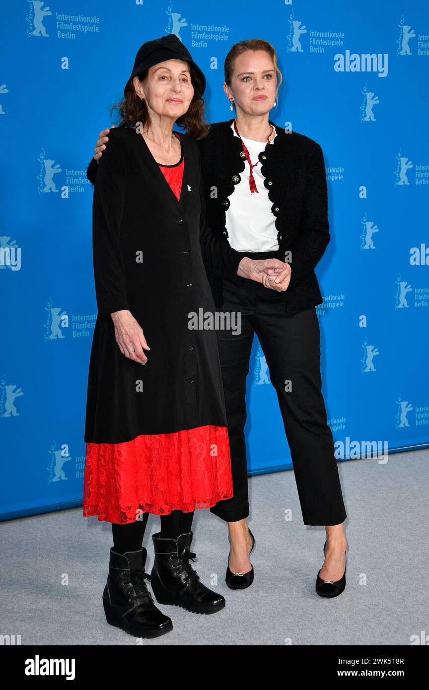 Lily Brett und Julia von Heinz beim Photocall zum Kinofilm Treasure auf ...