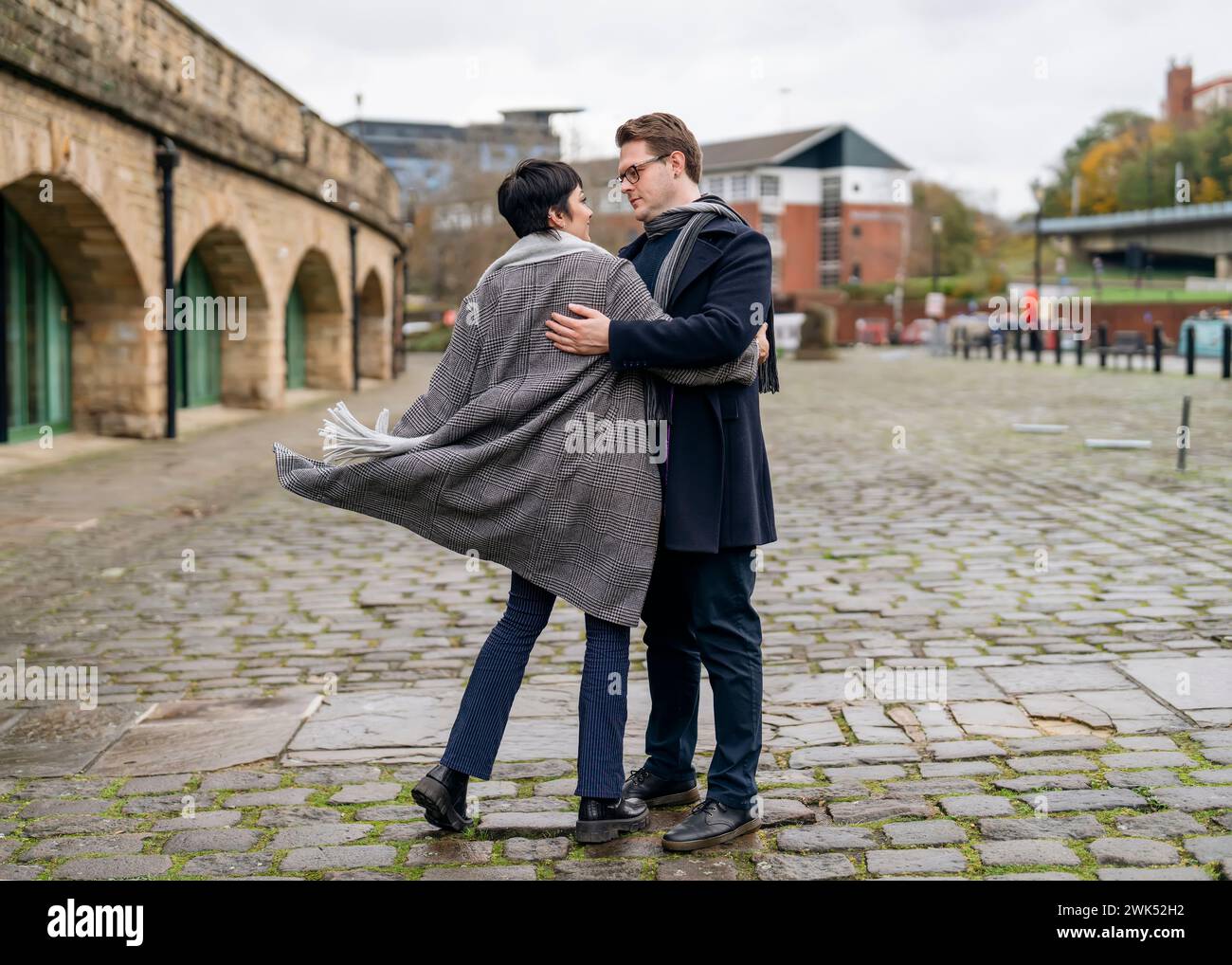 Couple dancing kissing hi-res stock photography and images - Alamy