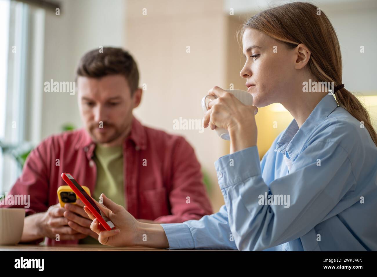 Family using phones table hi-res stock photography and images - Alamy