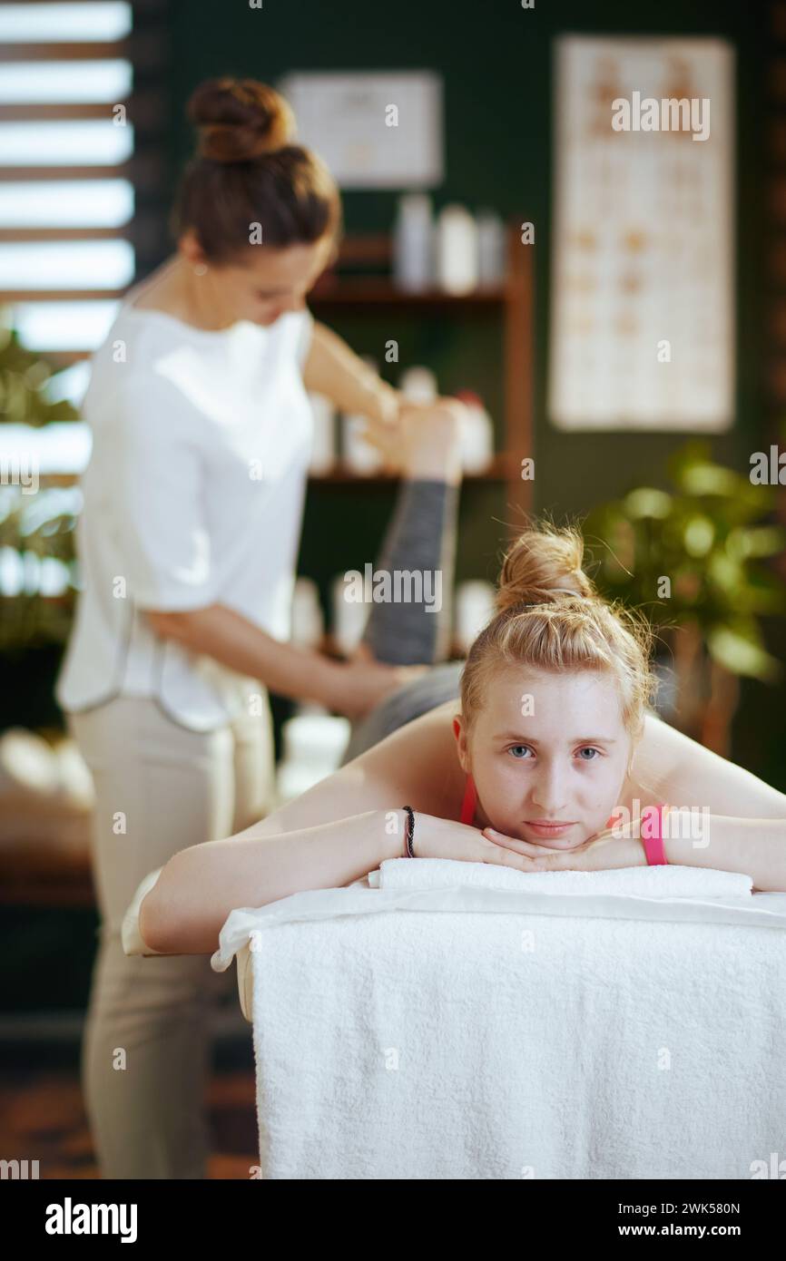 Healthcare Time Female Medical Massage Therapist In Massage Cabinet