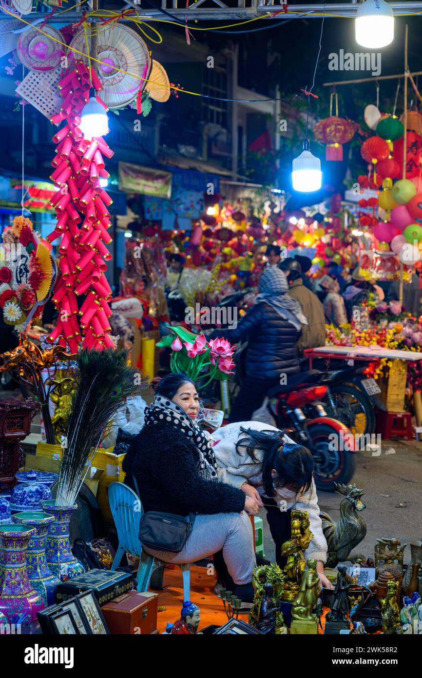 Tet night market hi-res stock photography and images - Alamy