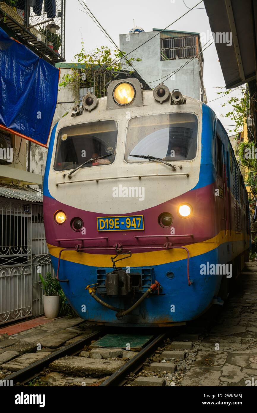 North south train vietnam hi-res stock photography and images - Alamy