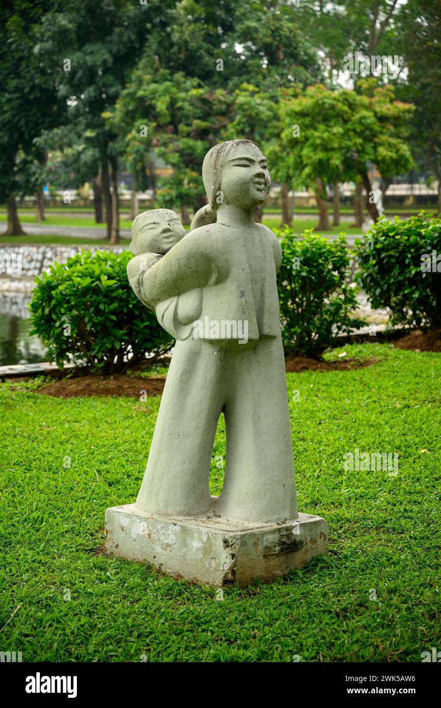 Statue at Thong Nhat Park, Hanoi, Vietnam Stock Photo - Alamy