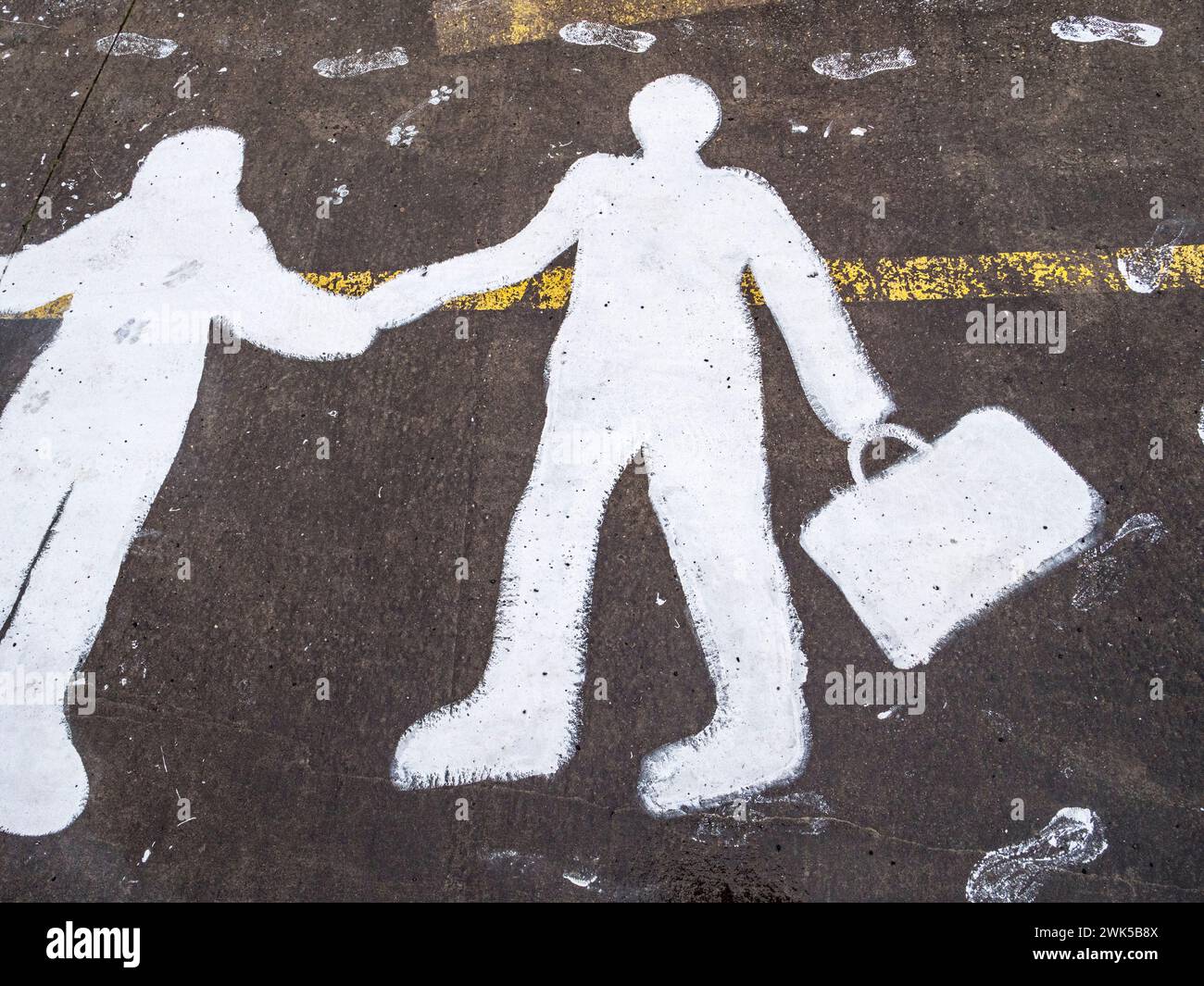 White paint figures on the deportation platform at Platform 17 Memorial ...
