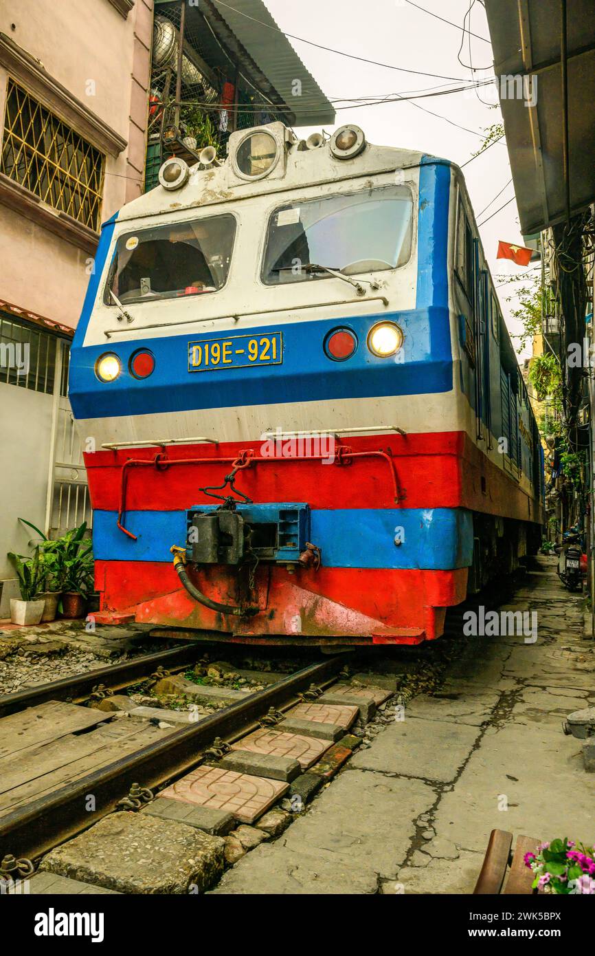 North south train vietnam hi-res stock photography and images - Alamy