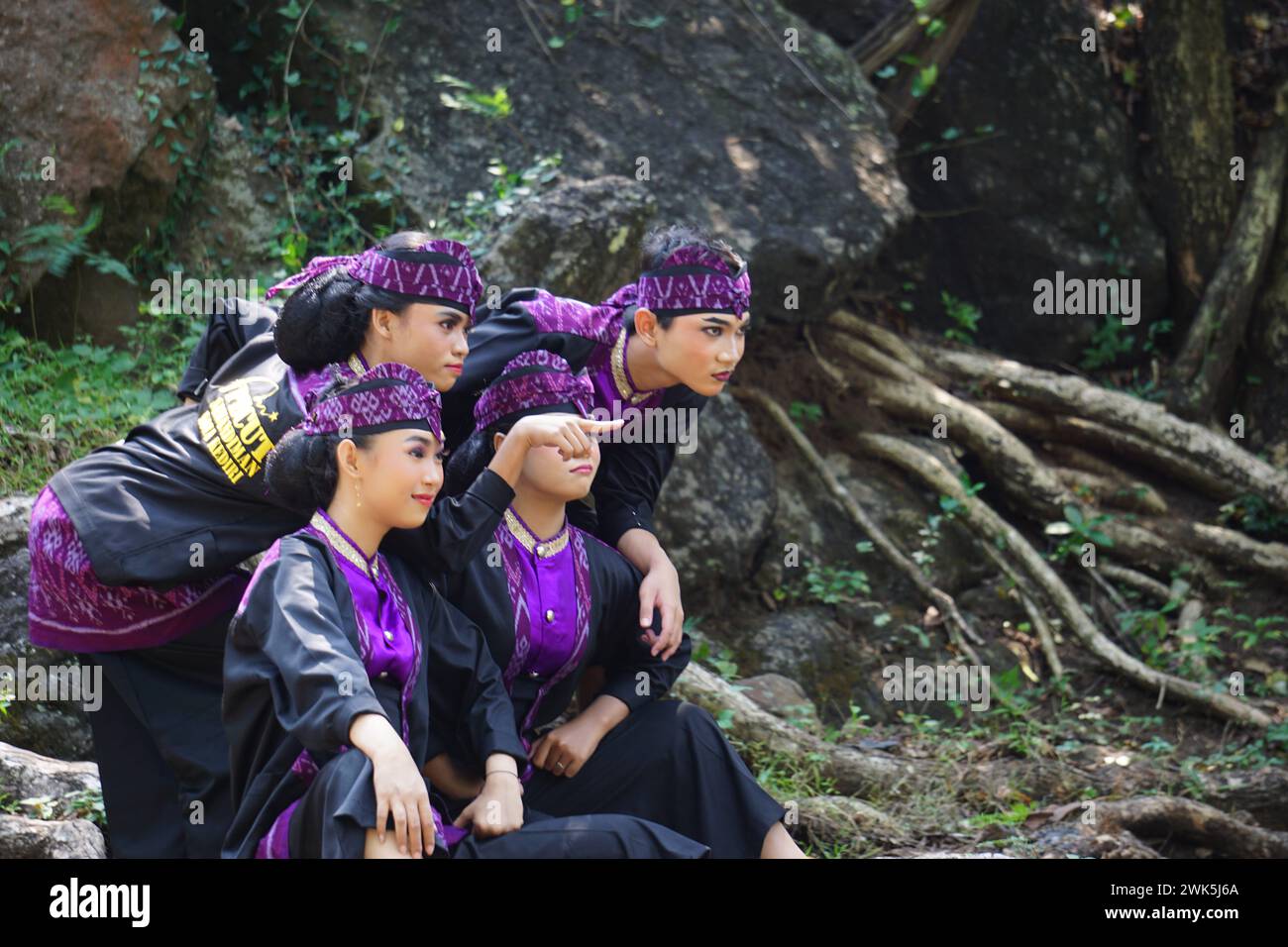 The performer pecut samandiman with batik cloth. The art of the ...
