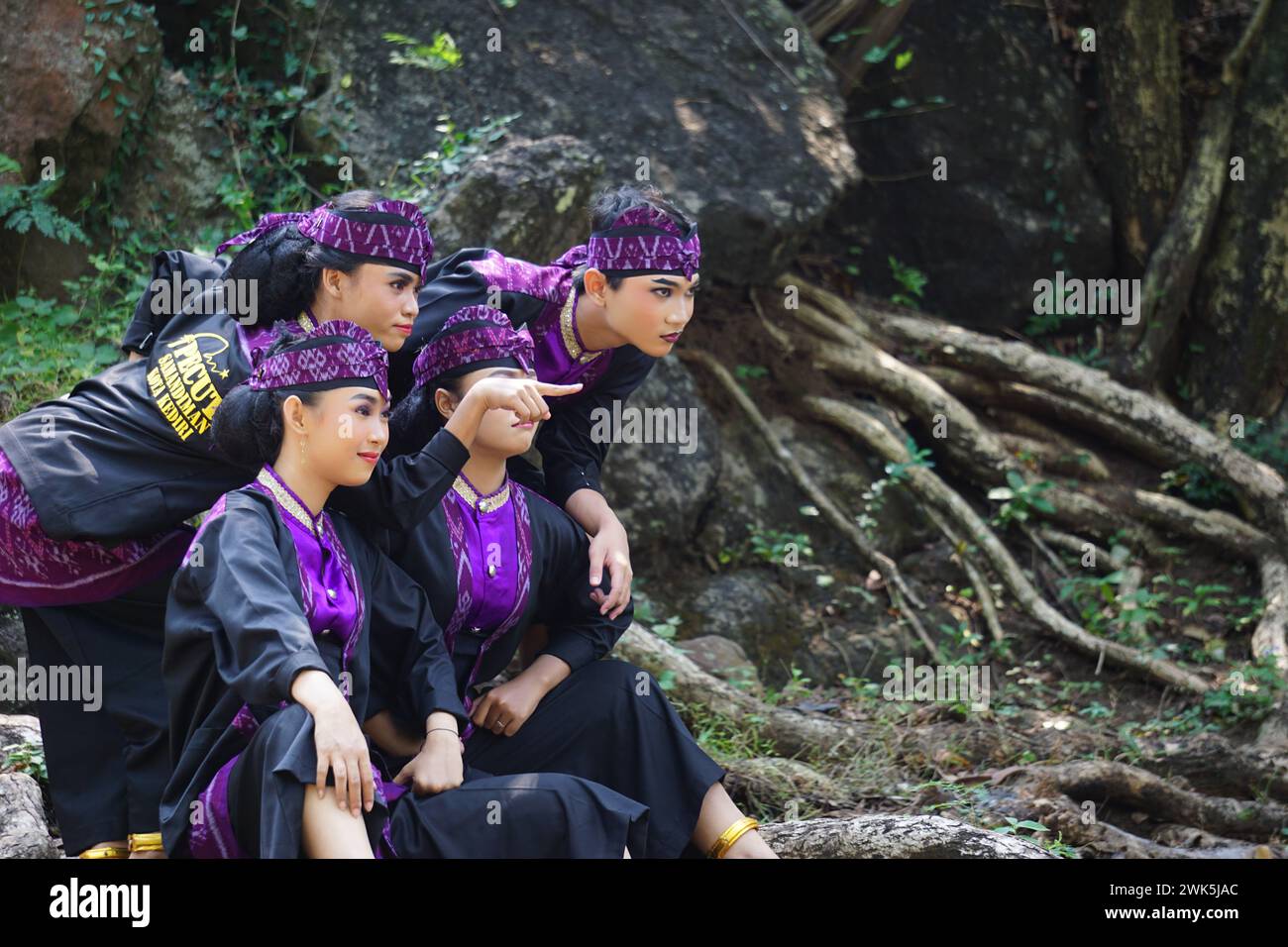 The performer pecut samandiman with batik cloth. The art of the ...