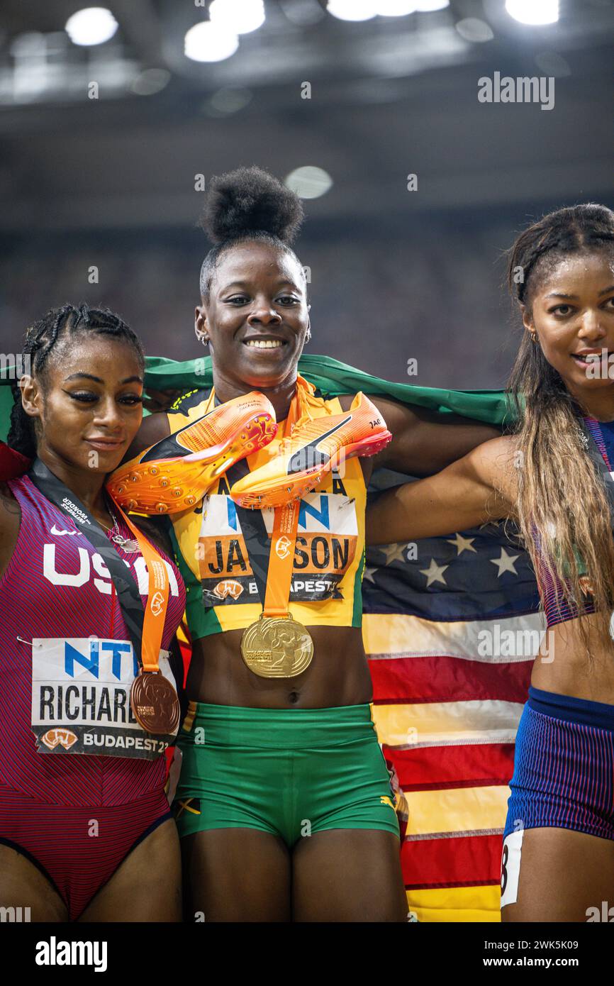 Shericka JACKSON celebrating his medal with the flag in the Budapest ...
