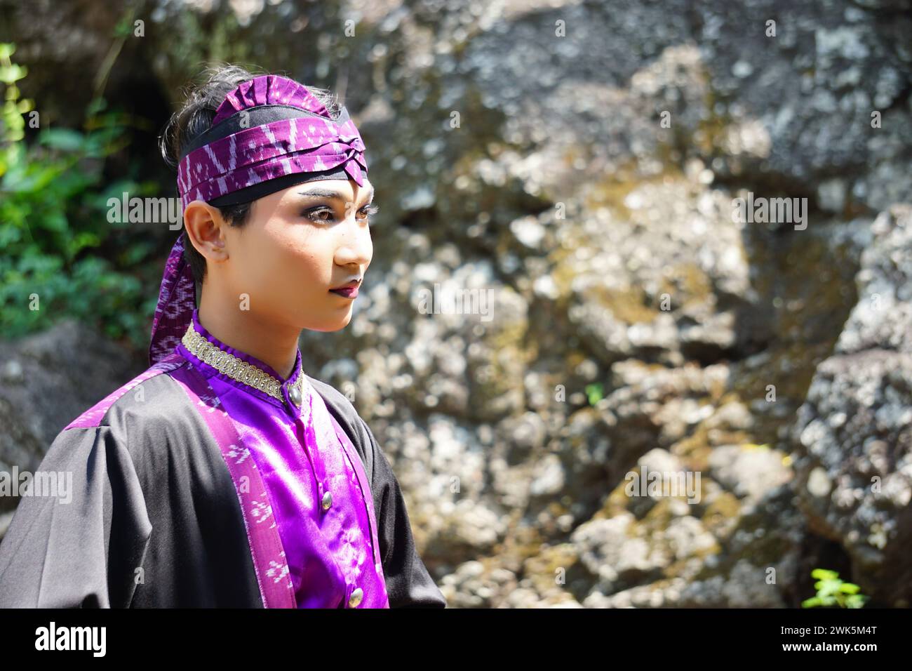 The performer pecut samandiman with batik cloth. The art of the ...
