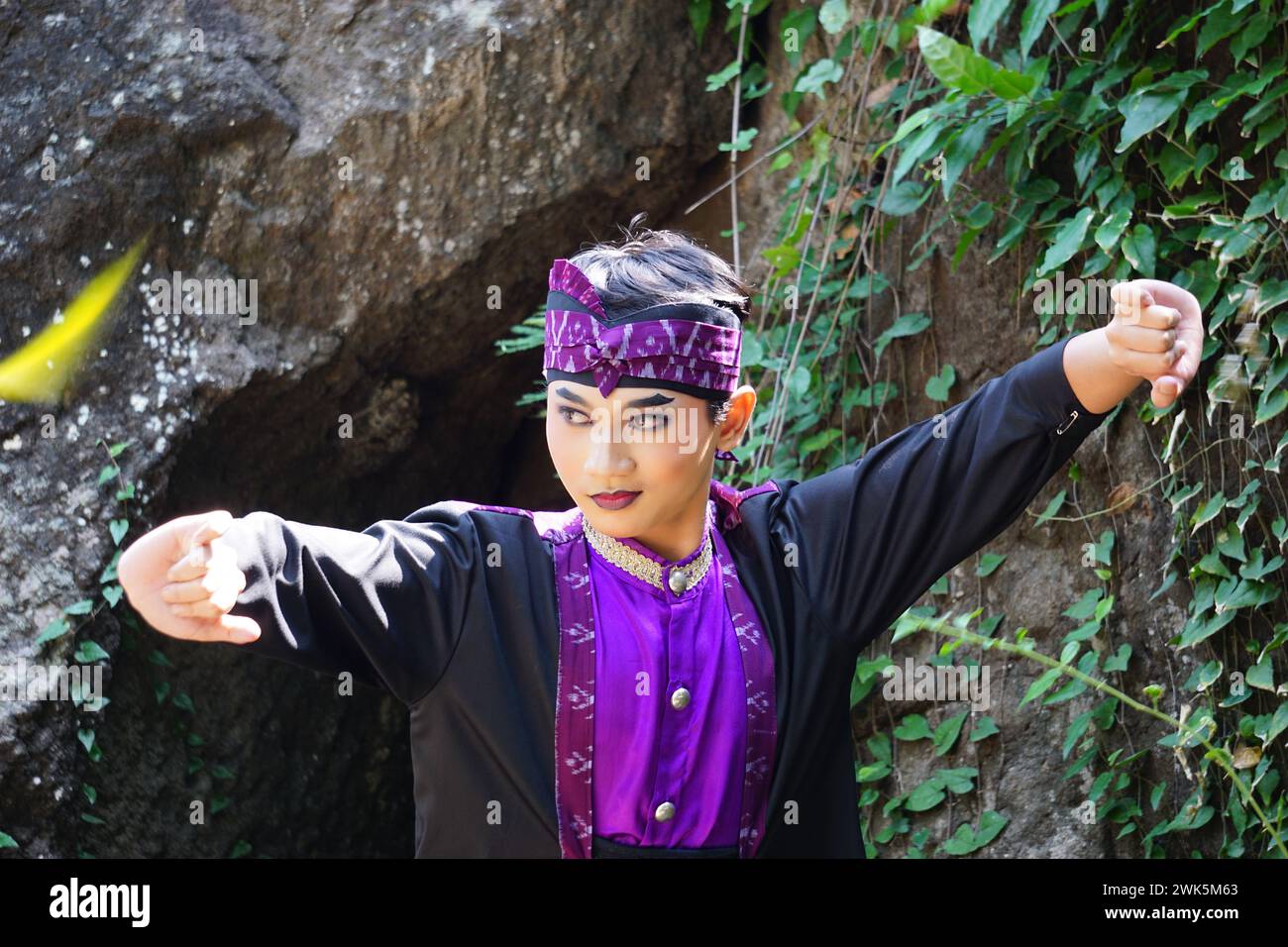 The performer pecut samandiman with batik cloth. The art of the ...