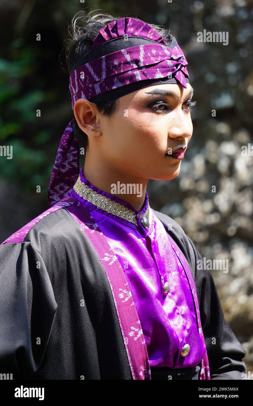 The performer pecut samandiman with batik cloth. The art of the ...