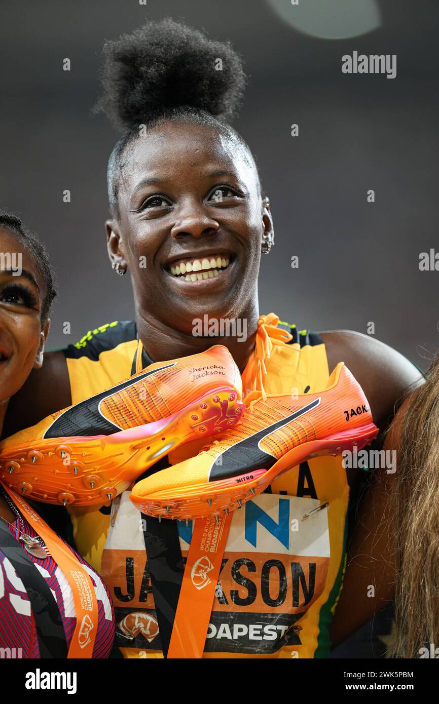 Shericka JACKSON celebrating his medal with the flag in the Budapest ...