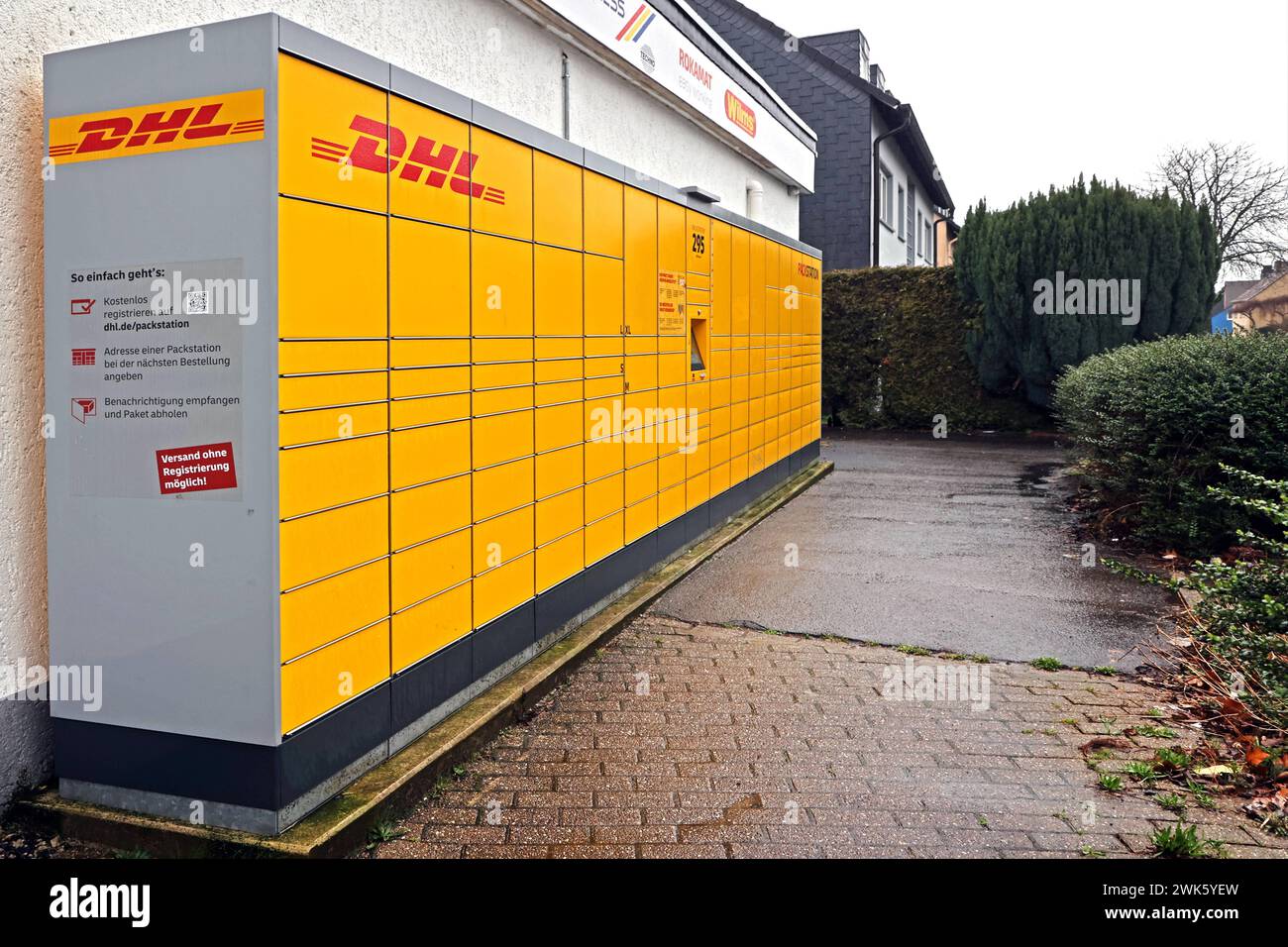 Packstation in der Stadt Eine Packstation des Unternehmens DHL mit dem ...
