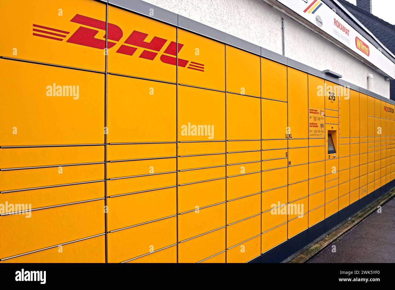 Packstation in der Stadt Eine Packstation des Unternehmens DHL mit dem ...