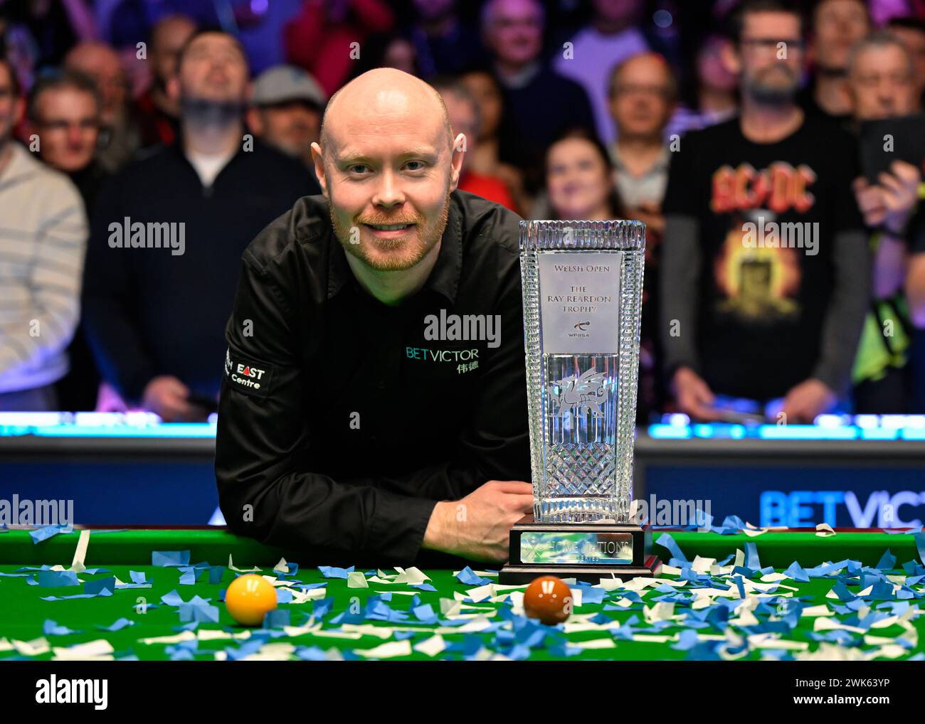 Llandudno, UK. 18th Feb, 2024. Gary Wilson poses with the Ray Reardon ...
