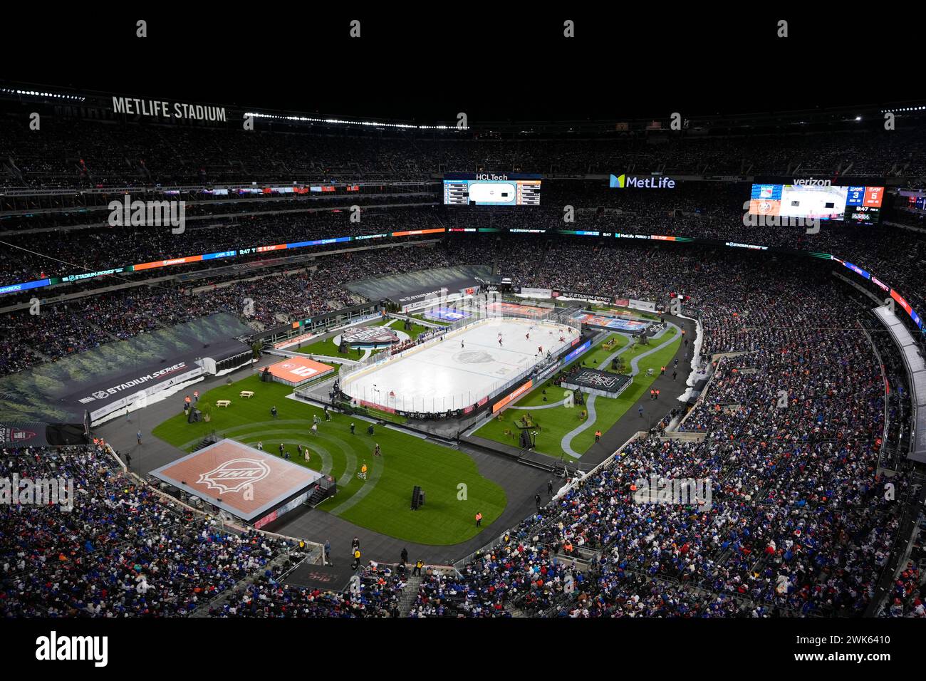 The New York Islanders play the New York Rangers during the third period of an NHL Stadium ...