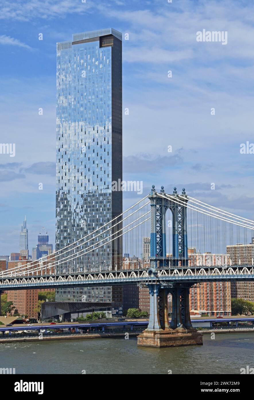 Manhattan Bridge and skyscraper One Manhattan Square, East River ...