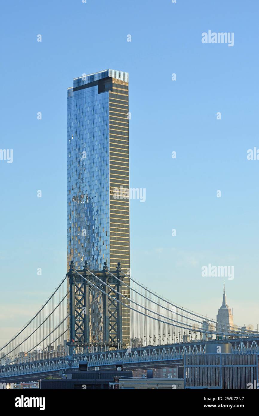 Manhattan Bridge and skyscraper One Manhattan Square, on the East River ...