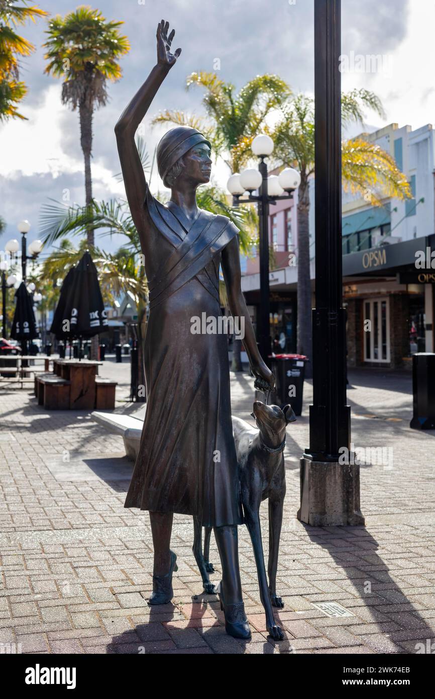 Bronze statue, Napier, New Zealand Stock Photo - Alamy